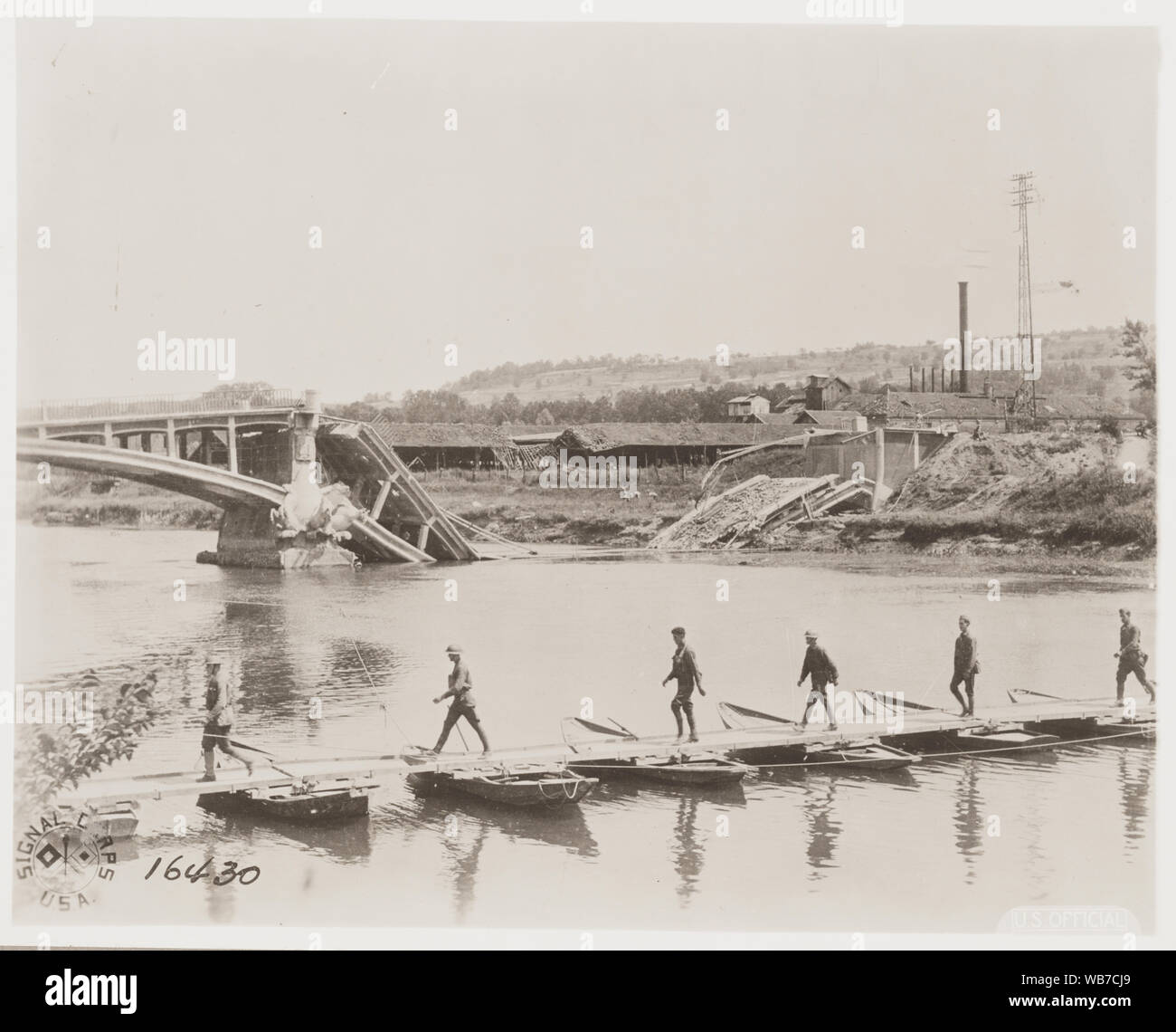 Pontoon bridge hi-res stock photography and images - Alamy