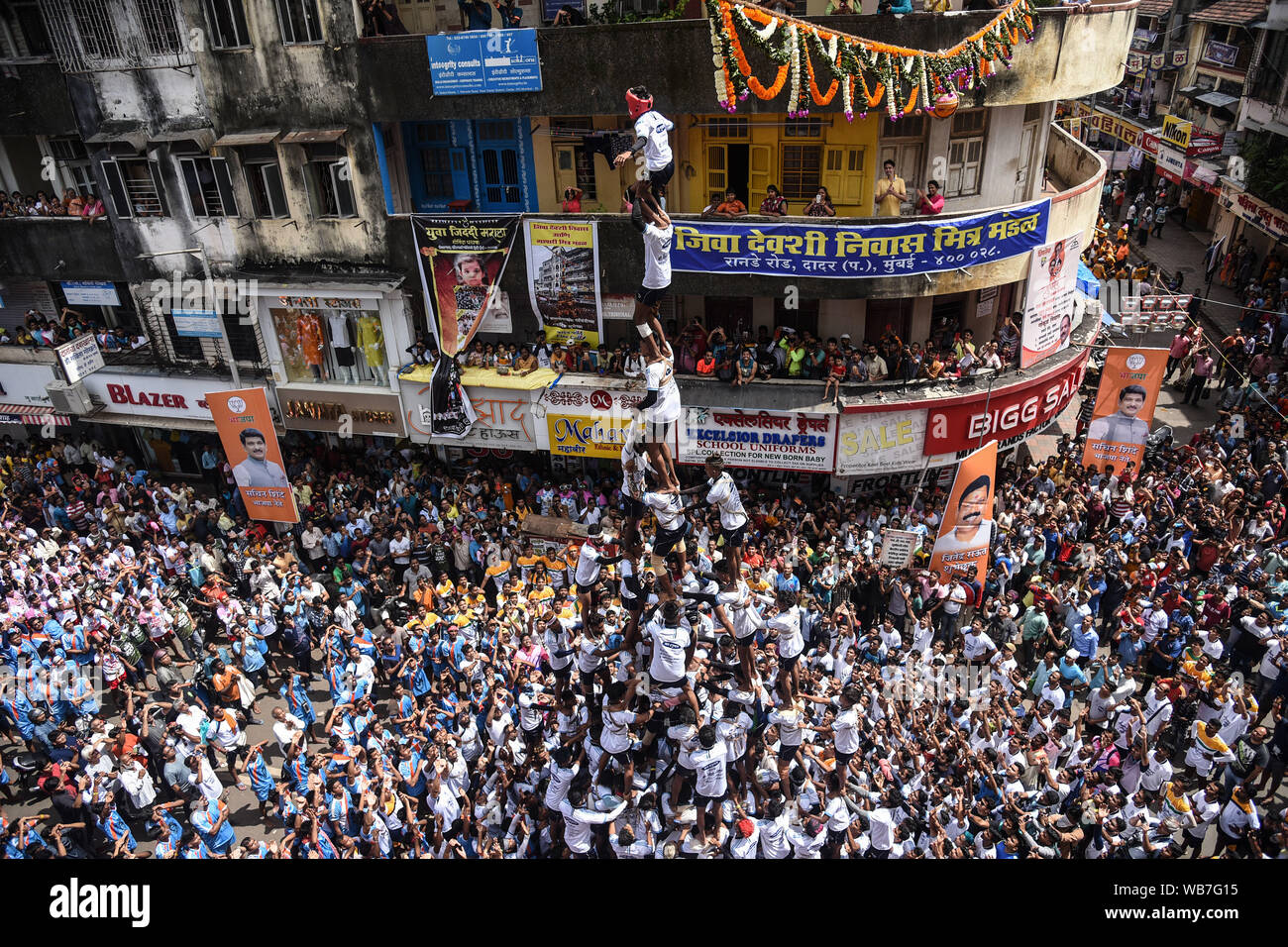 Human pyramid in mumbai hi-res stock photography and images - Alamy