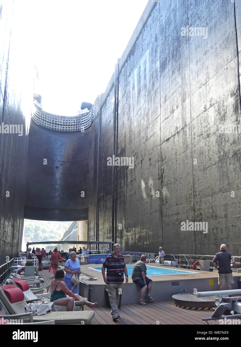 River douro lock hi-res stock photography and images - Alamy