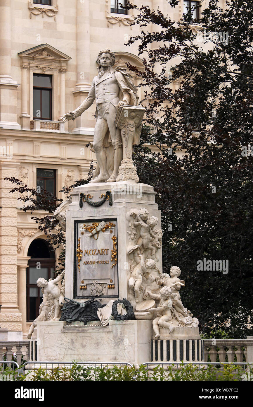 Statue of Wolfgang Amadeus Mozart in Burggarten park Vienna Stock Photo ...