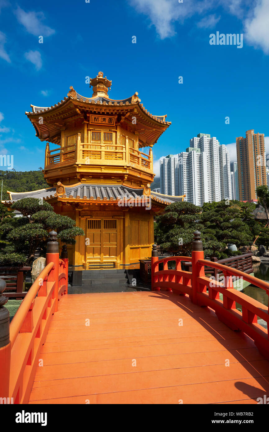 Chinese bridge in garden scene hi-res stock photography and images - Alamy