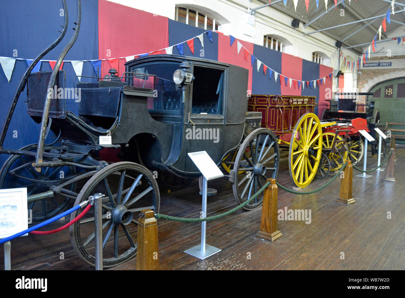 Horse drawn carriage london victorian hi-res stock photography and ...