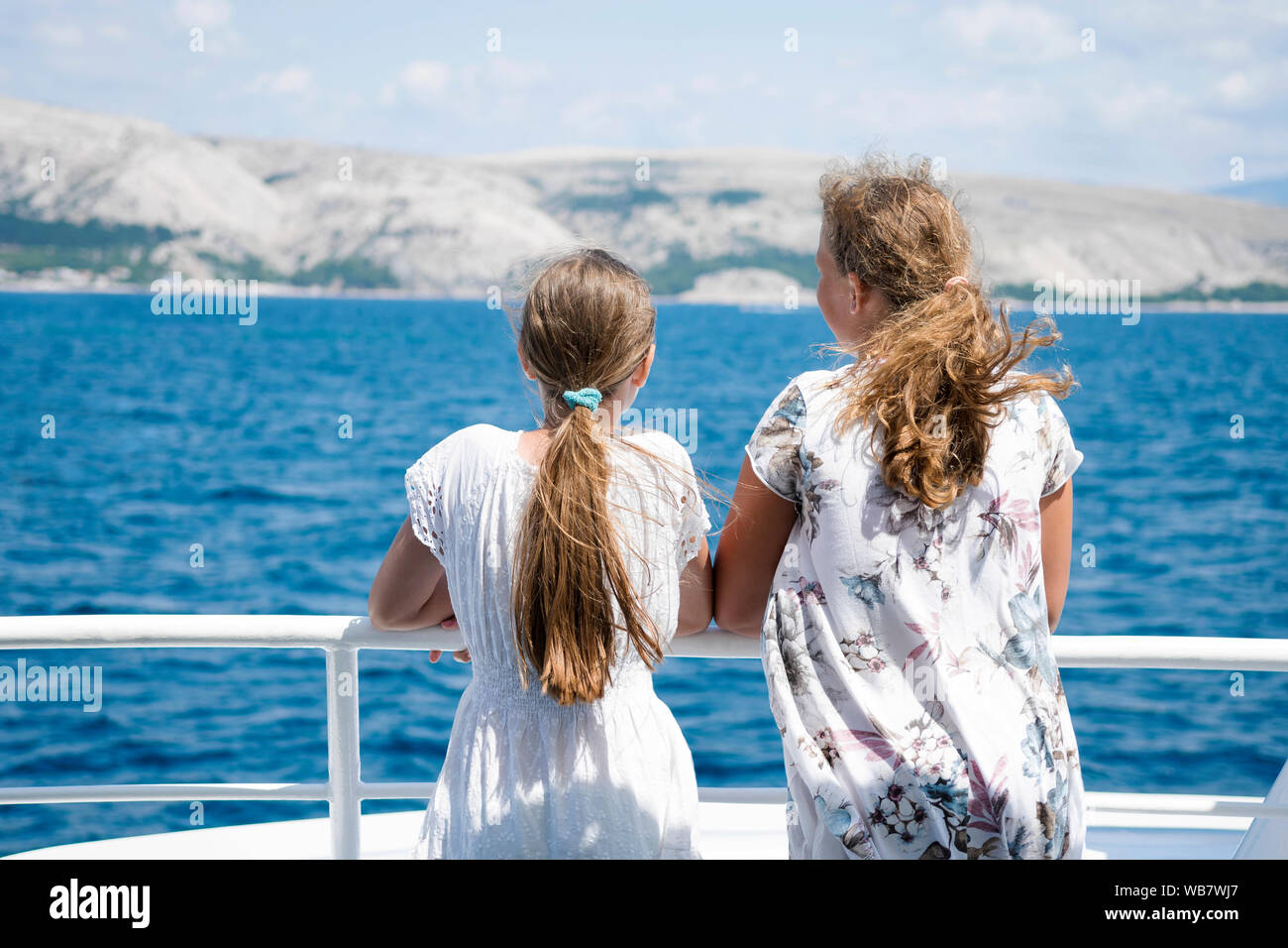 Two blonde girls hi-res stock photography and images - Alamy
