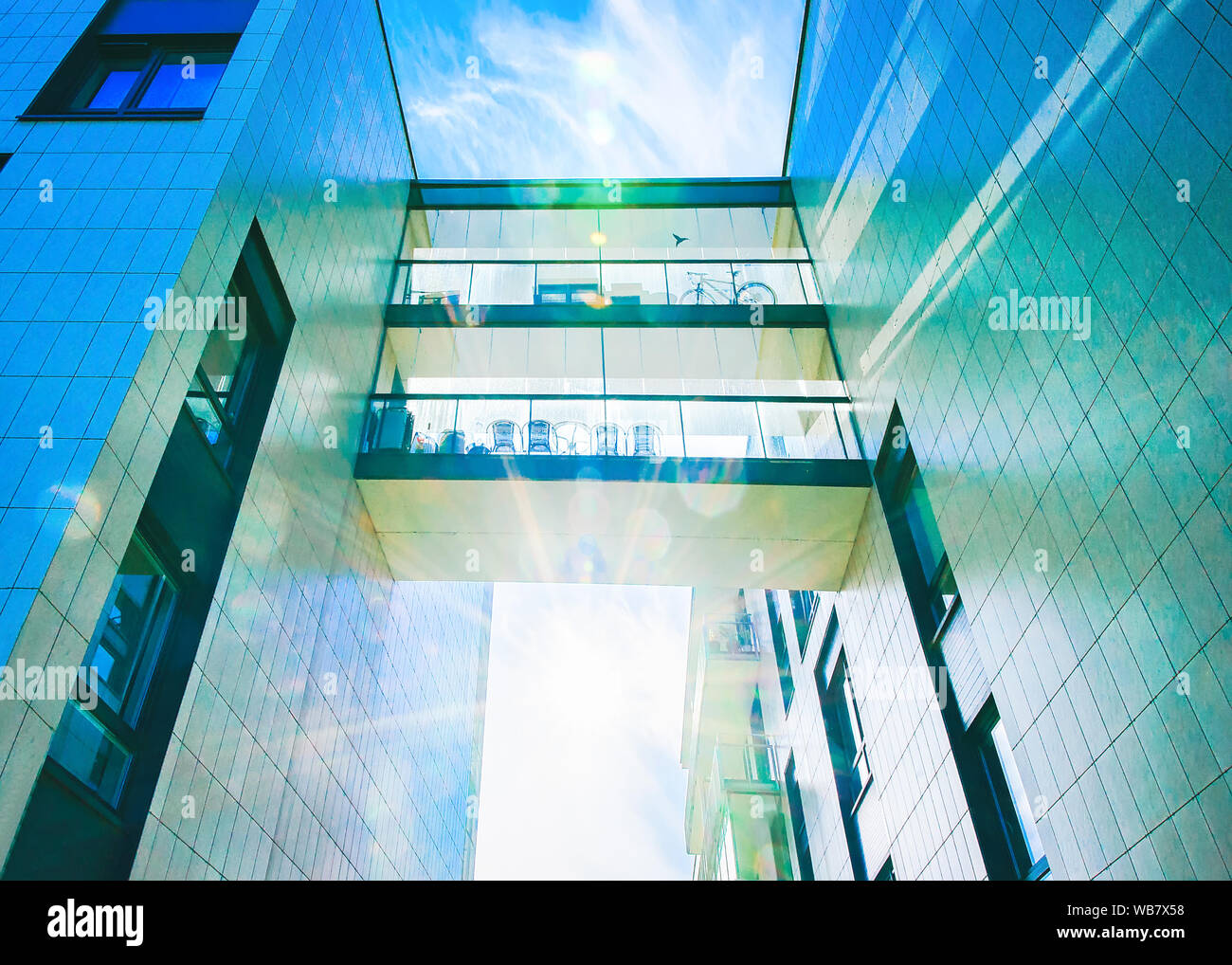 Skywalk between buildings hi-res stock photography and images - Alamy