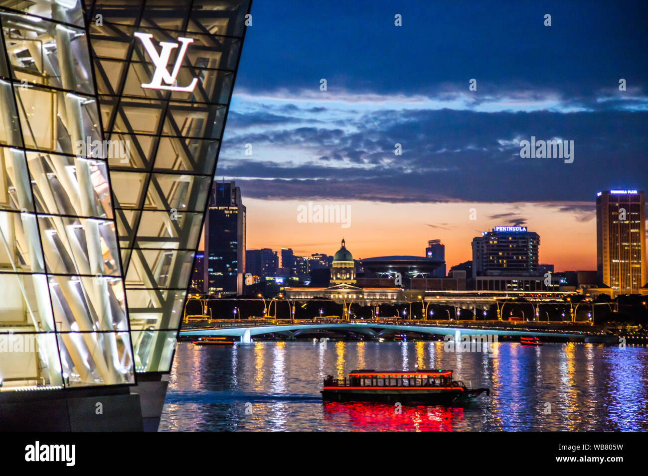 Views of the Marina Bay promenade in Singapore Stock Photo - Alamy