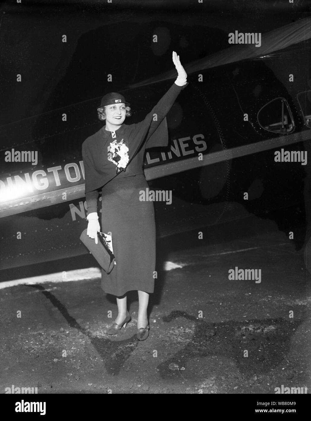 Woman waving airport Black and White Stock Photos & Images - Alamy