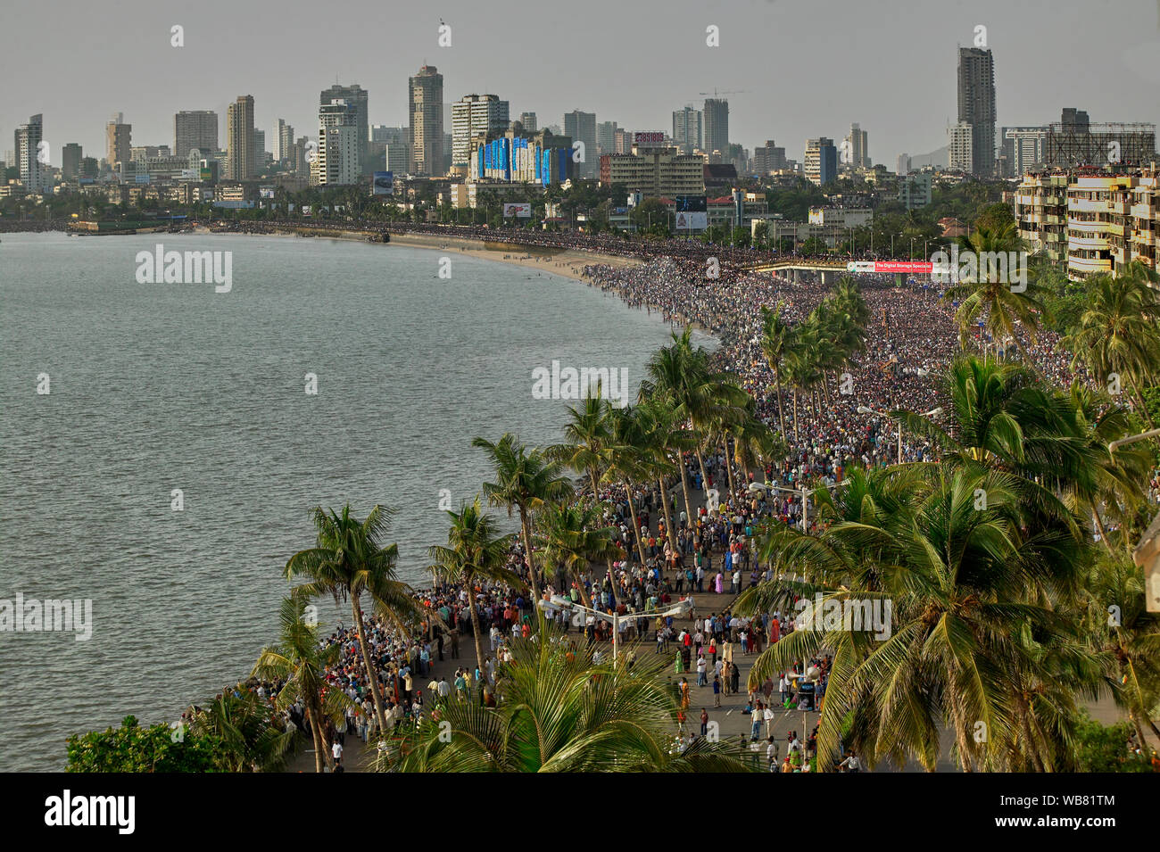 17-october-2004 Huge crowd at Marine Drive during air show at Bombay ...