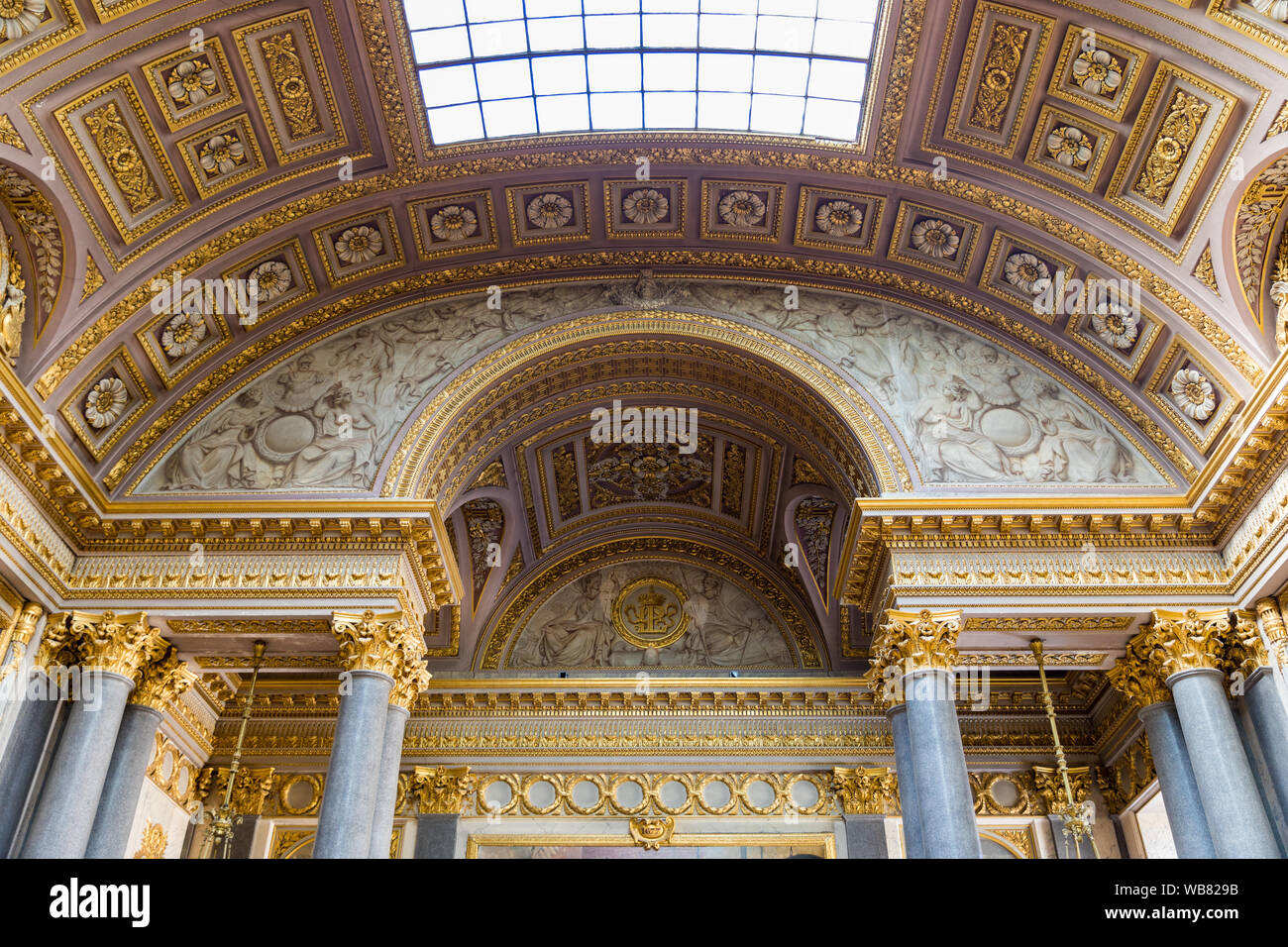 Louis xiv sun king symbol hi-res stock photography and images - Alamy