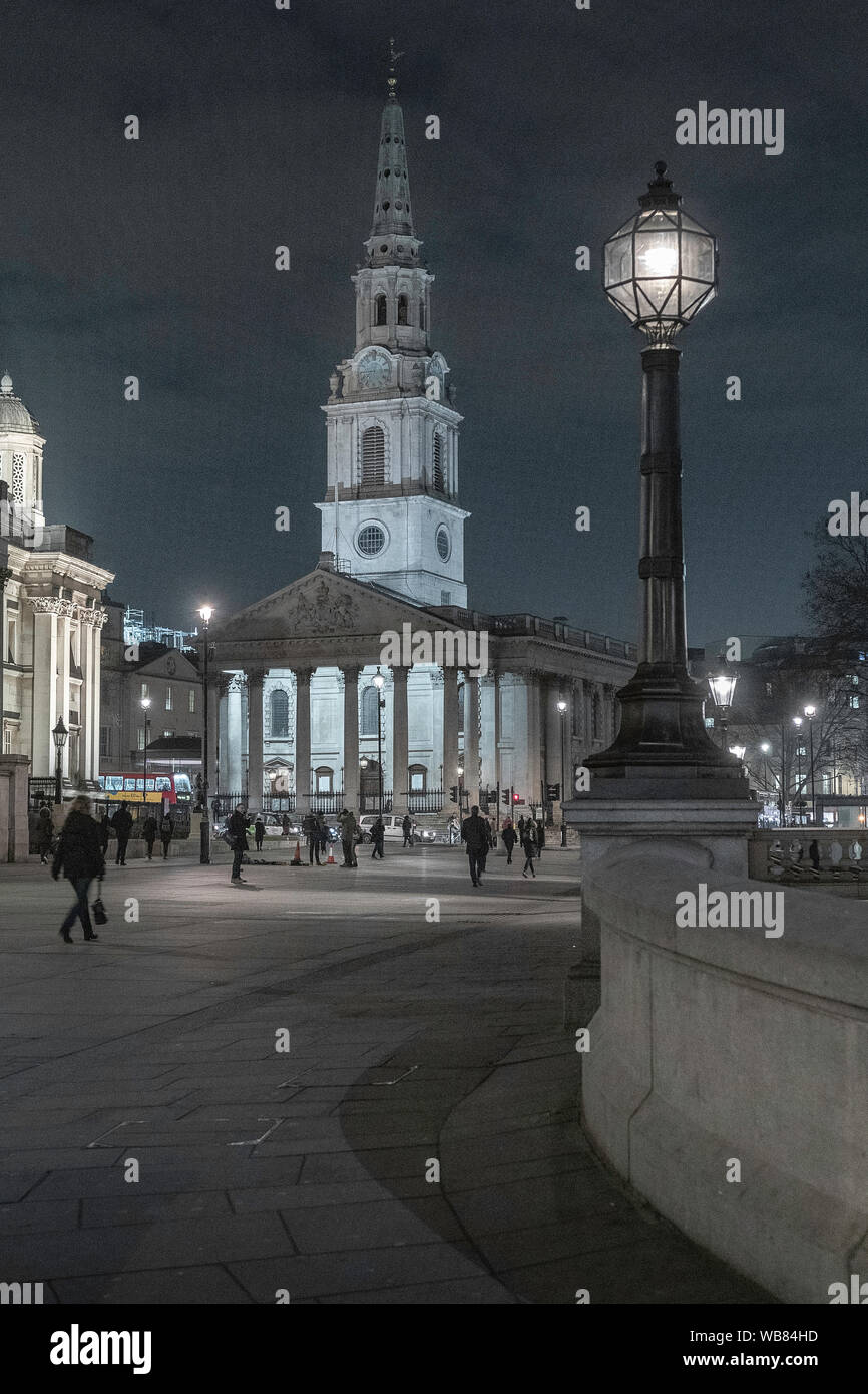 Street view trafalgar square night hi-res stock photography and images ...