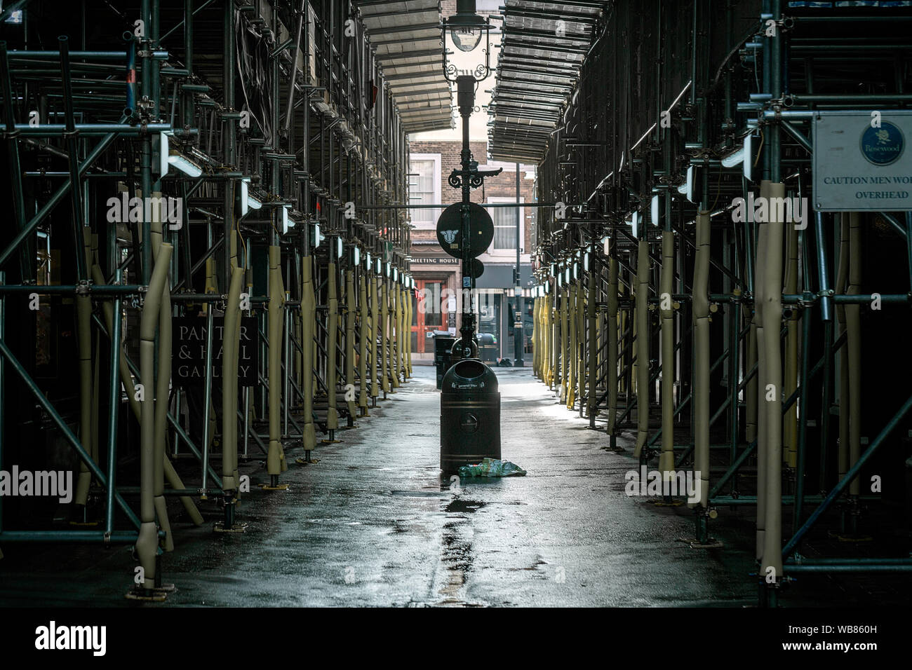 Dim street hi-res stock photography and images - Alamy