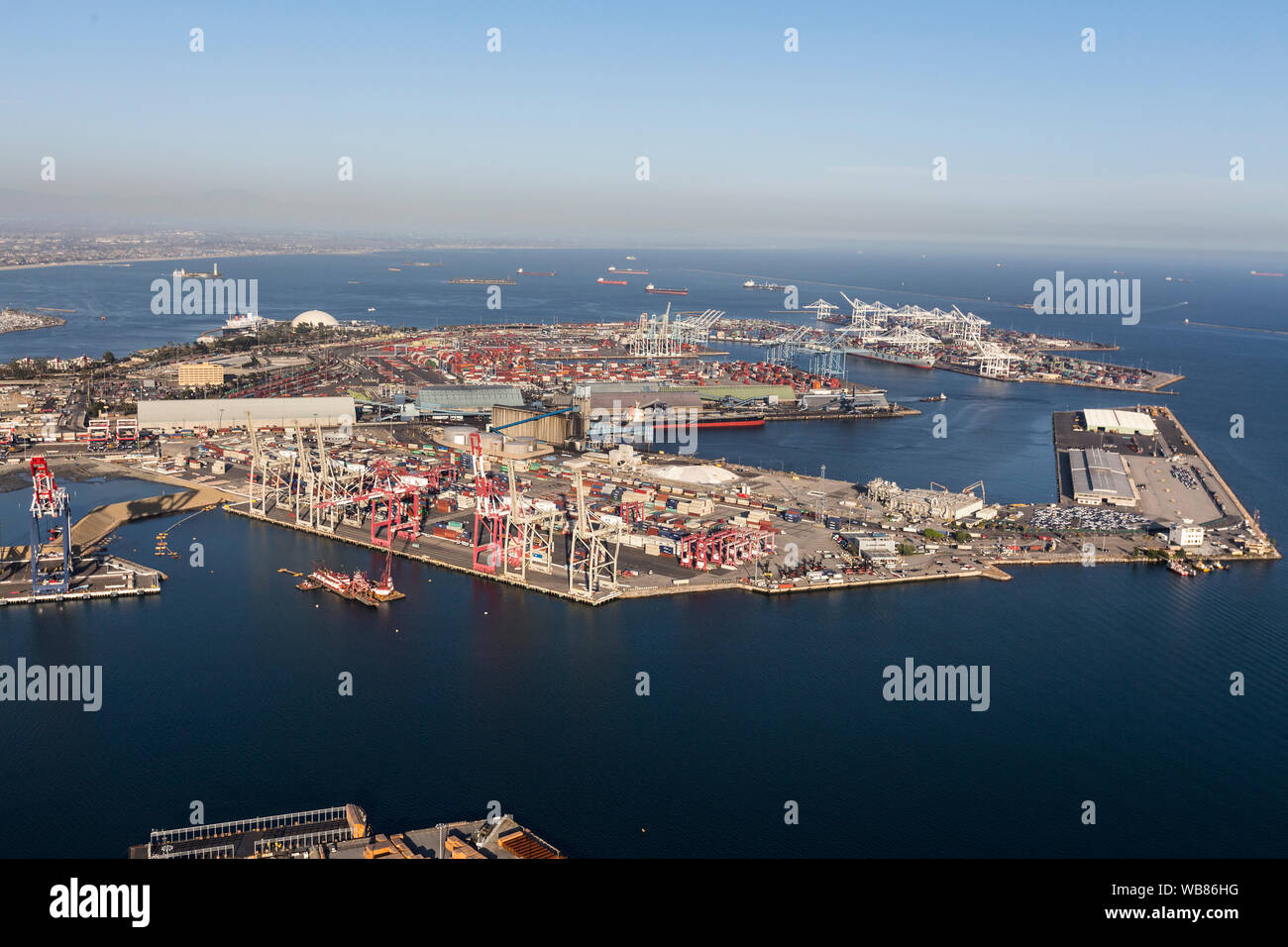 Industrial port harbor container hi-res stock photography and images ...