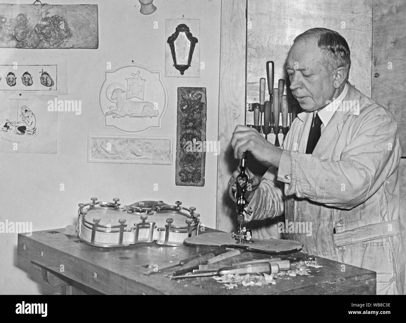 Man work retro 1930s hi-res stock photography and images - Alamy