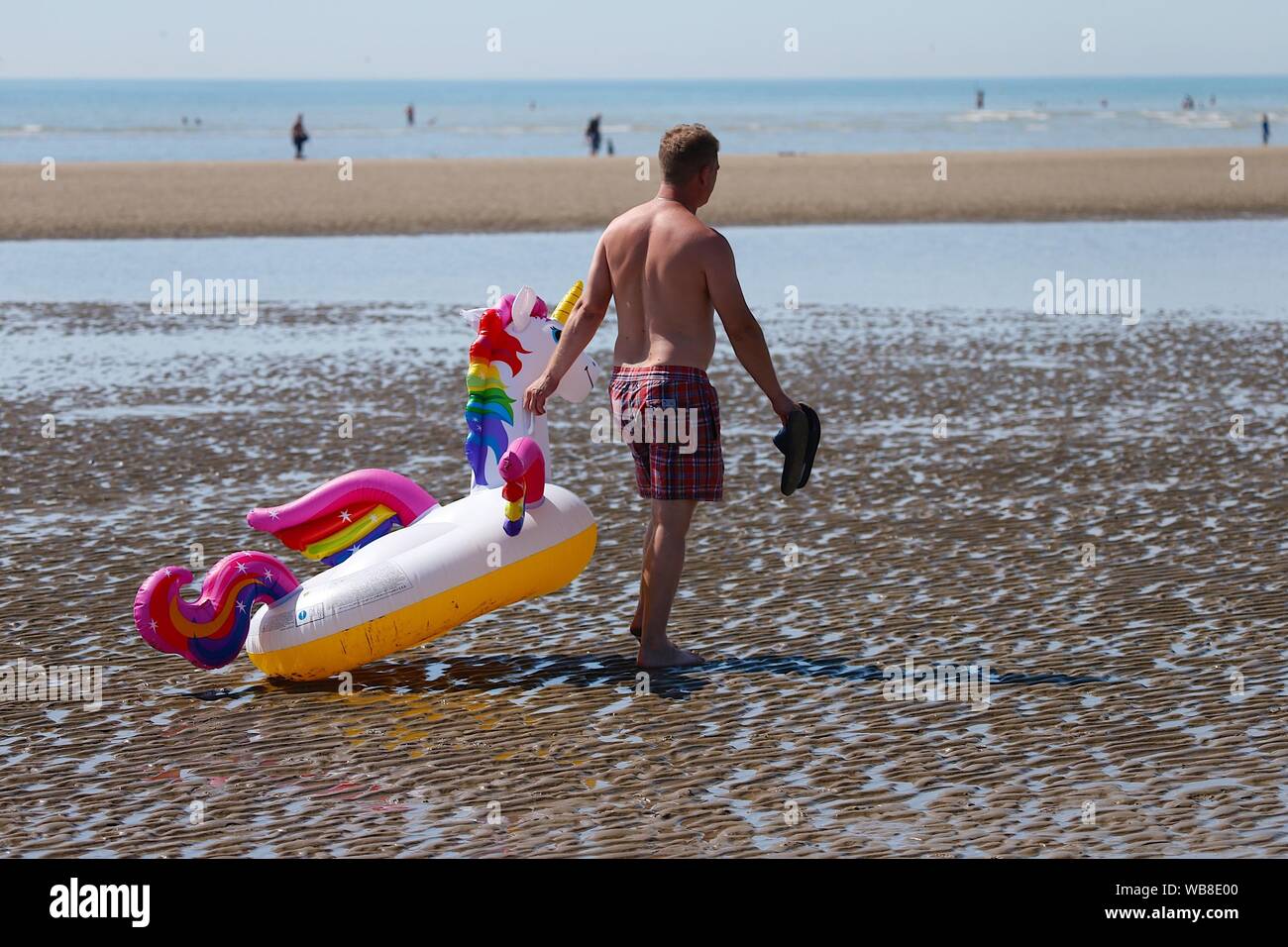 Camber, East Sussex, UK. 25 Aug, 2019. UK Weather: The hot sunshine ...