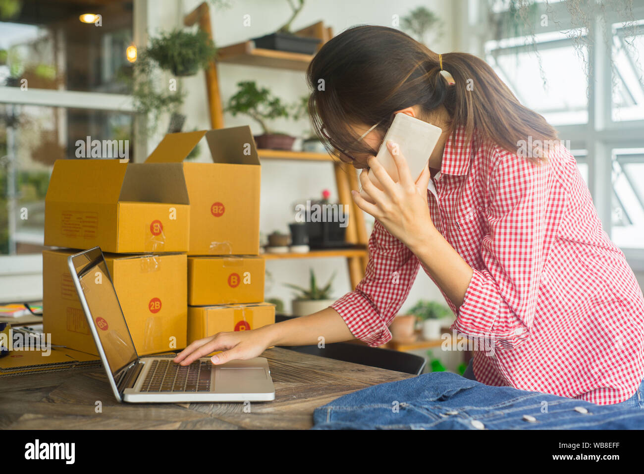 Checking order hi-res stock photography and images - Alamy