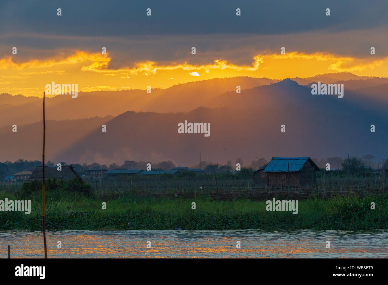 Lake sunset landscape hi-res stock photography and images - Alamy
