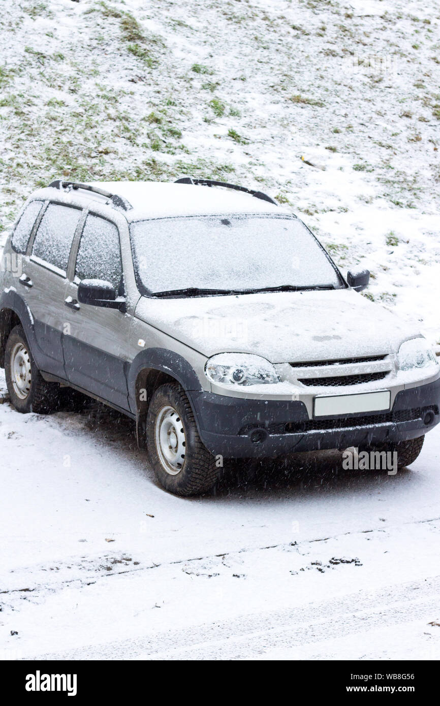 Snow on car after snowfall. Winter urban vertical scene Stock Photo - Alamy