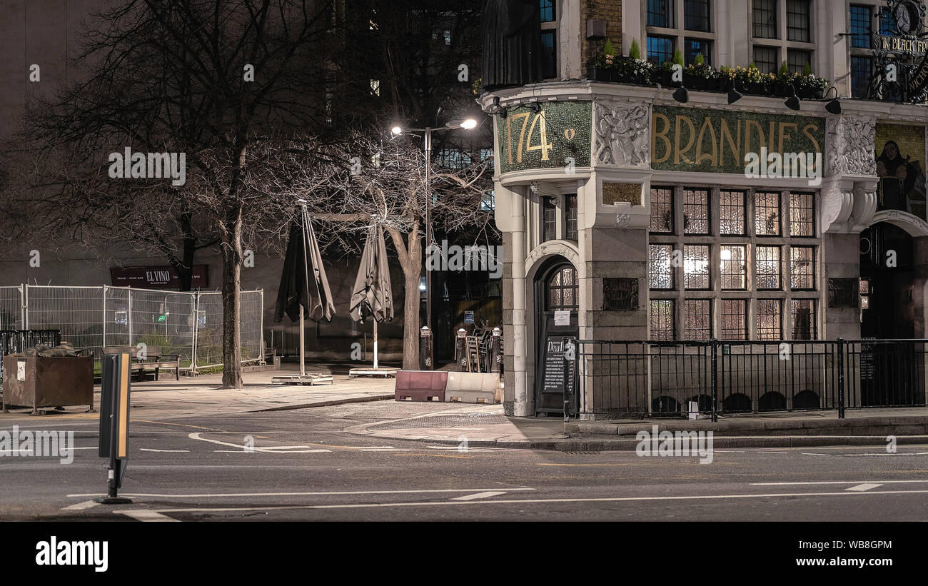 London pub exterior night hi-res stock photography and images - Alamy
