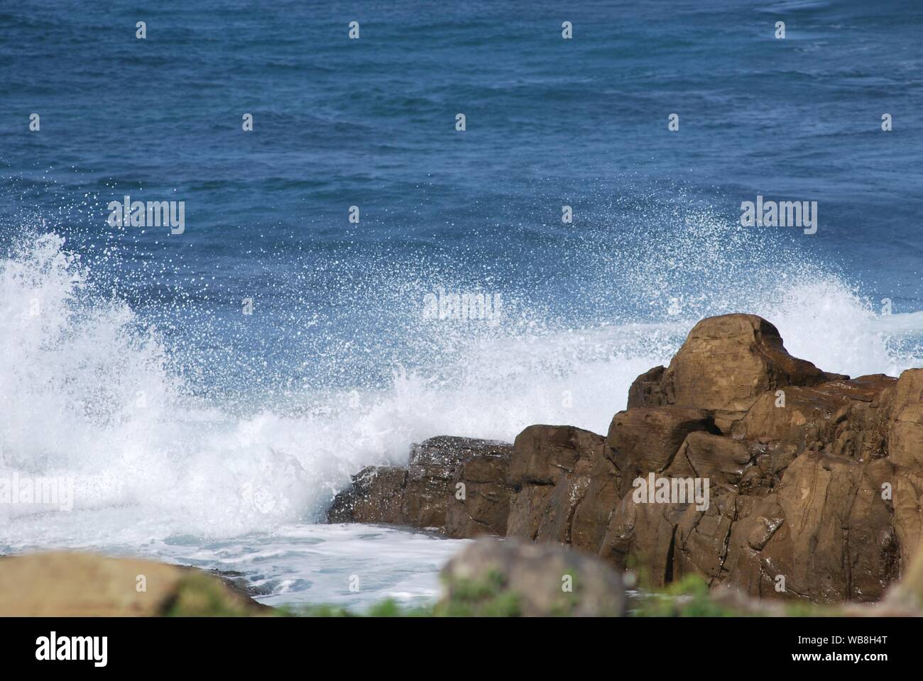 Sea water splashes against rocks hi-res stock photography and images ...