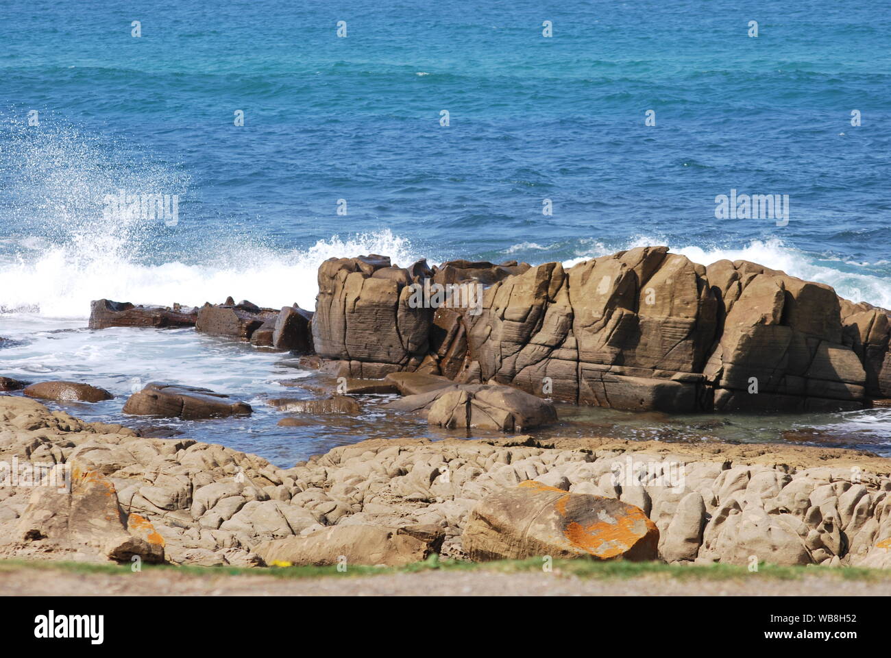 Waves splashes against rocks hi-res stock photography and images - Alamy