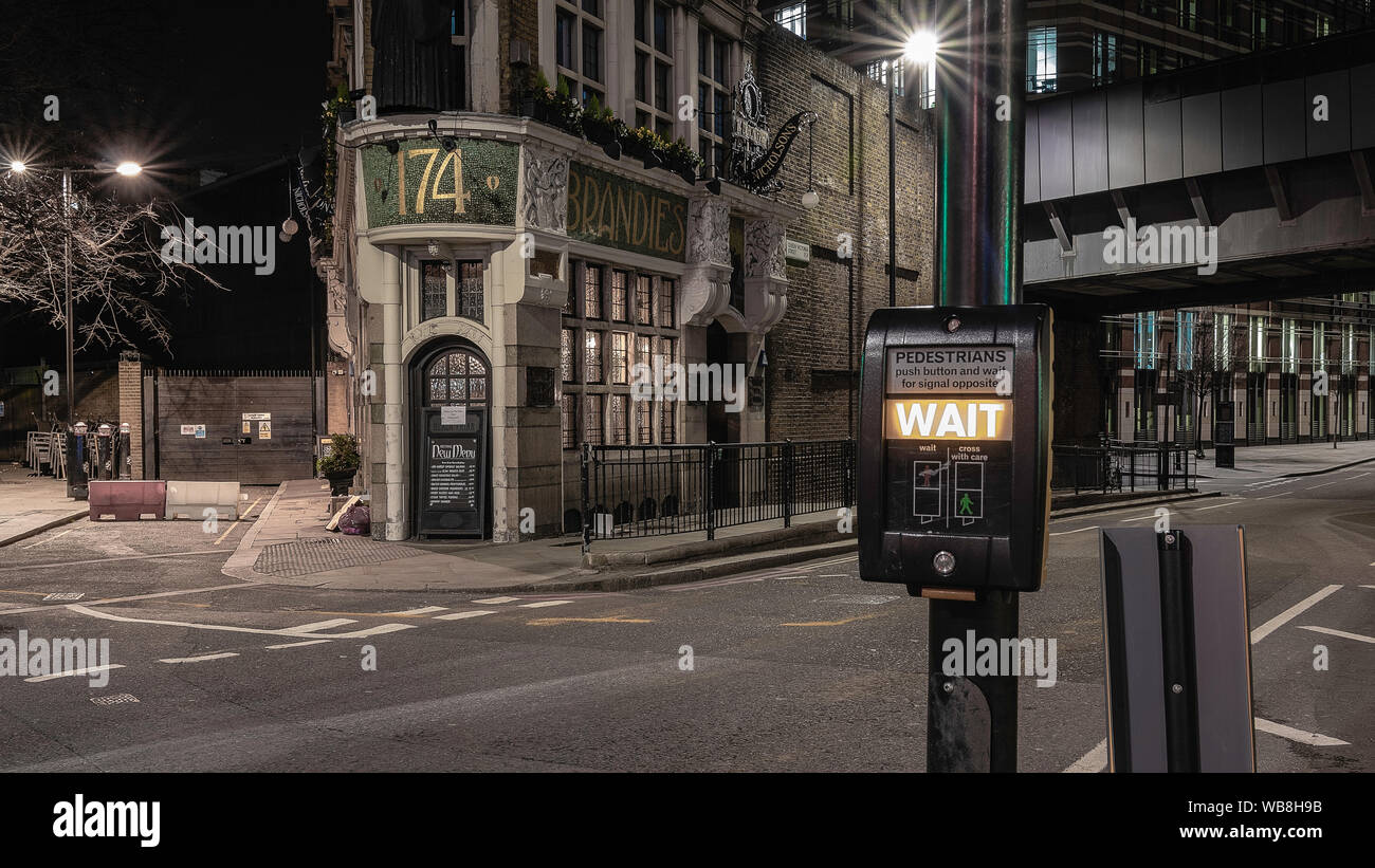 London pub exterior night hi-res stock photography and images - Alamy