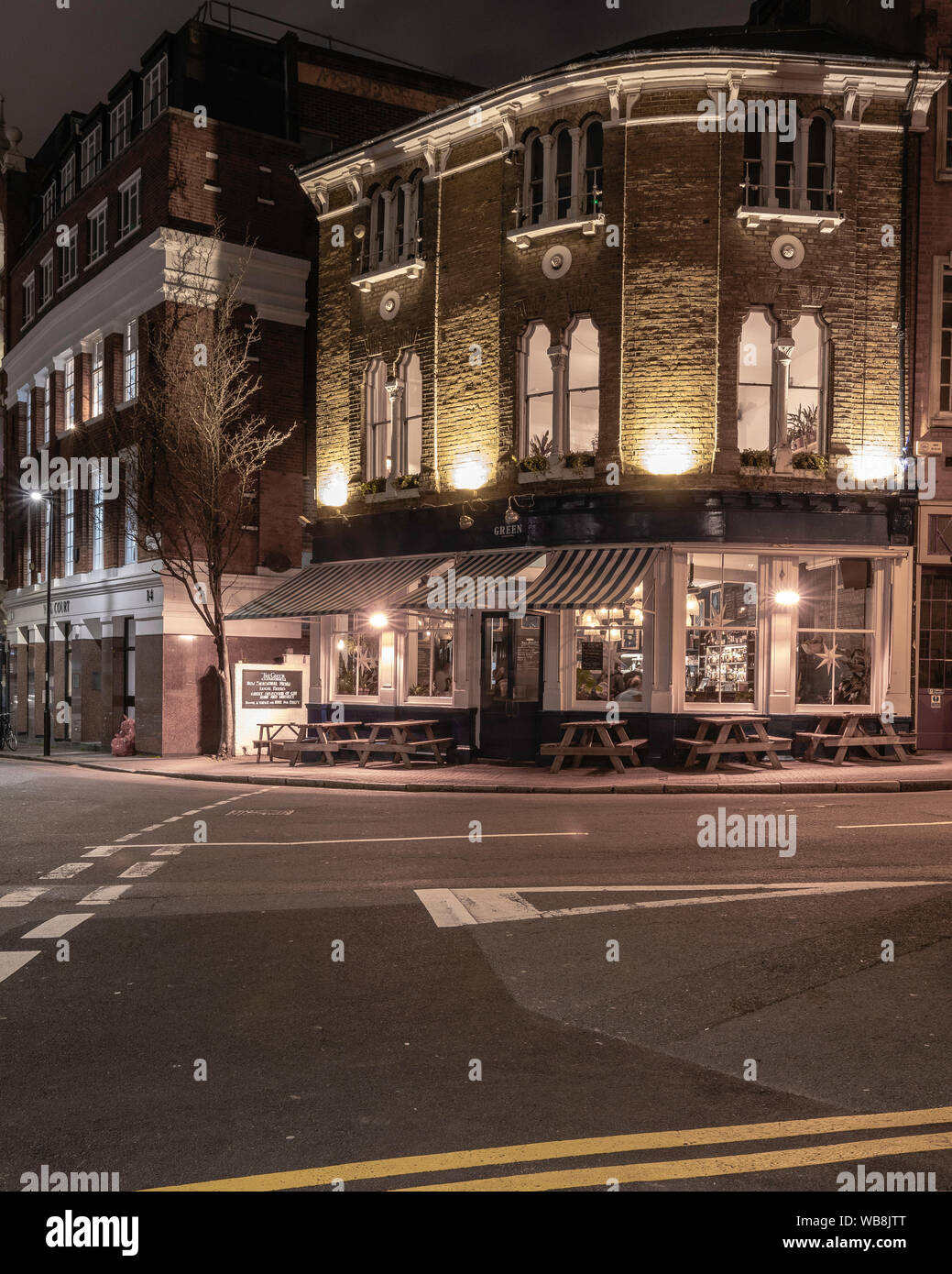 London pub exterior night hi-res stock photography and images - Alamy