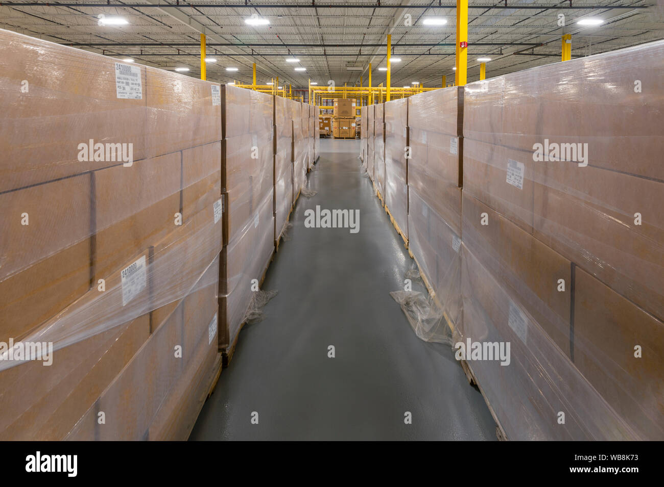 Distribution warehouse, aisle hi-res stock photography and images - Alamy