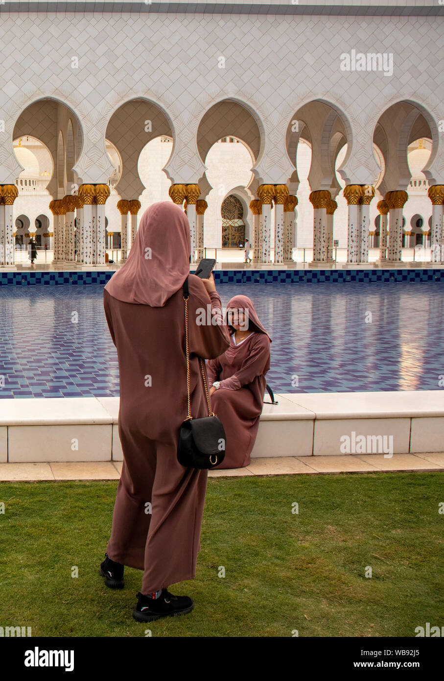 tourists photographing outside main entrance, Sheikh Zayed Grand Mosque ...