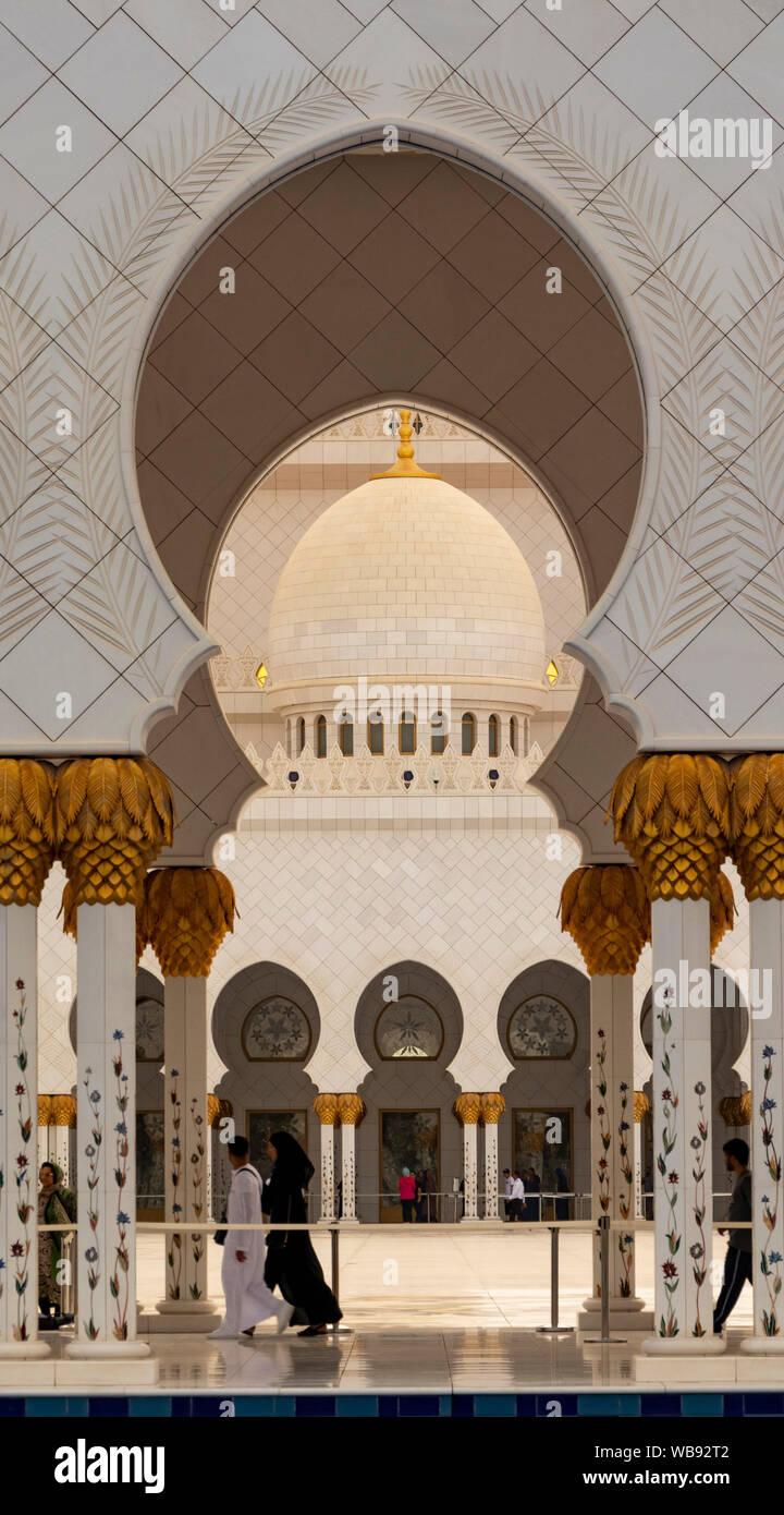 view of arcades, arches and domes, Sheykh Zayed Grand Mosque, Abu Dhabi ...