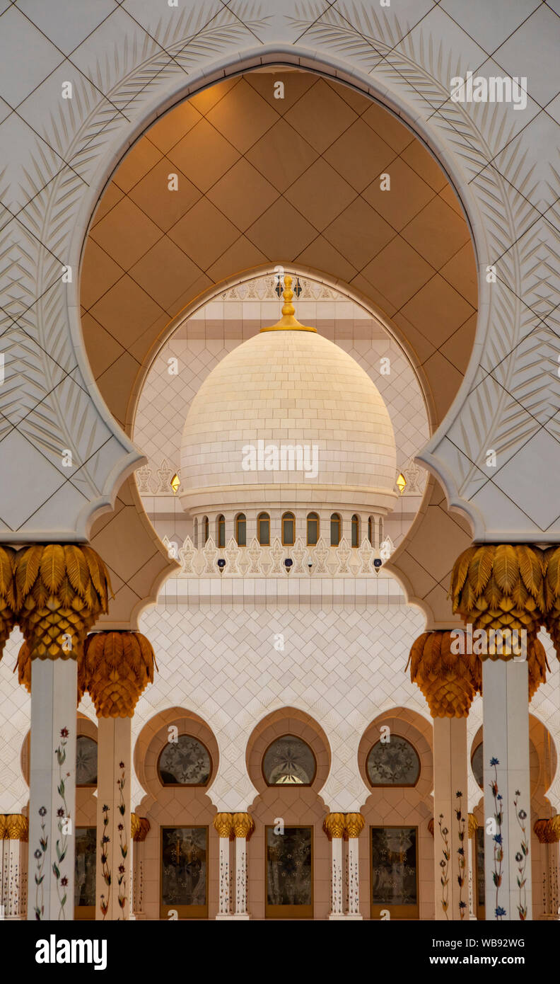 view of arcades, arches and domes, Sheykh Zayed Grand Mosque, Abu Dhabi ...