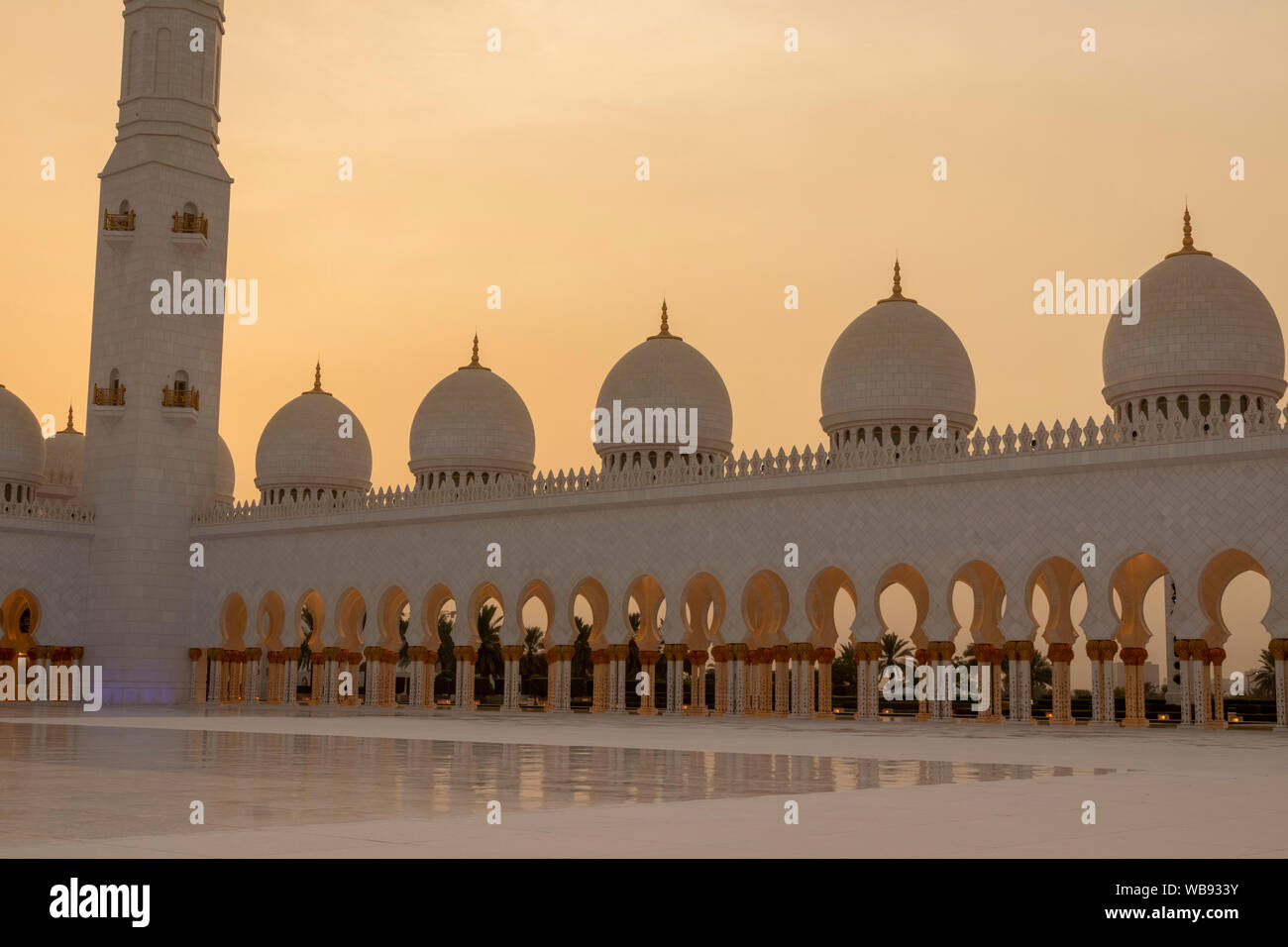 Sheikh zayed grand mosque arch arches hi-res stock photography and ...