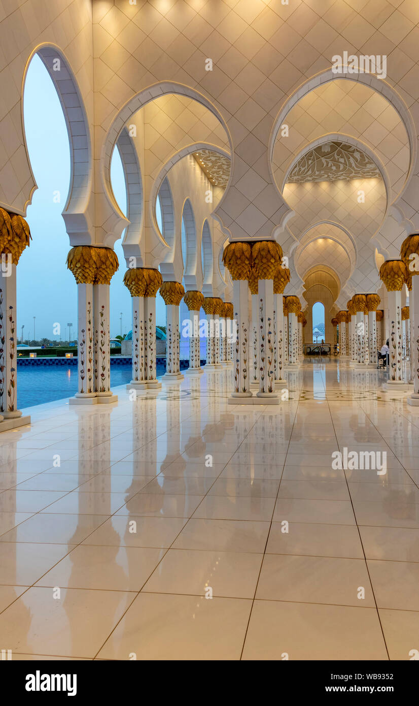 Arcades with stone arches hi-res stock photography and images - Alamy