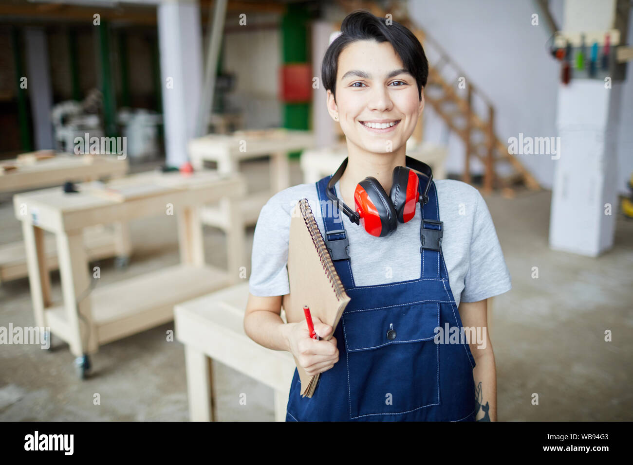 Female carpenter in uniform hi-res stock photography and images - Alamy