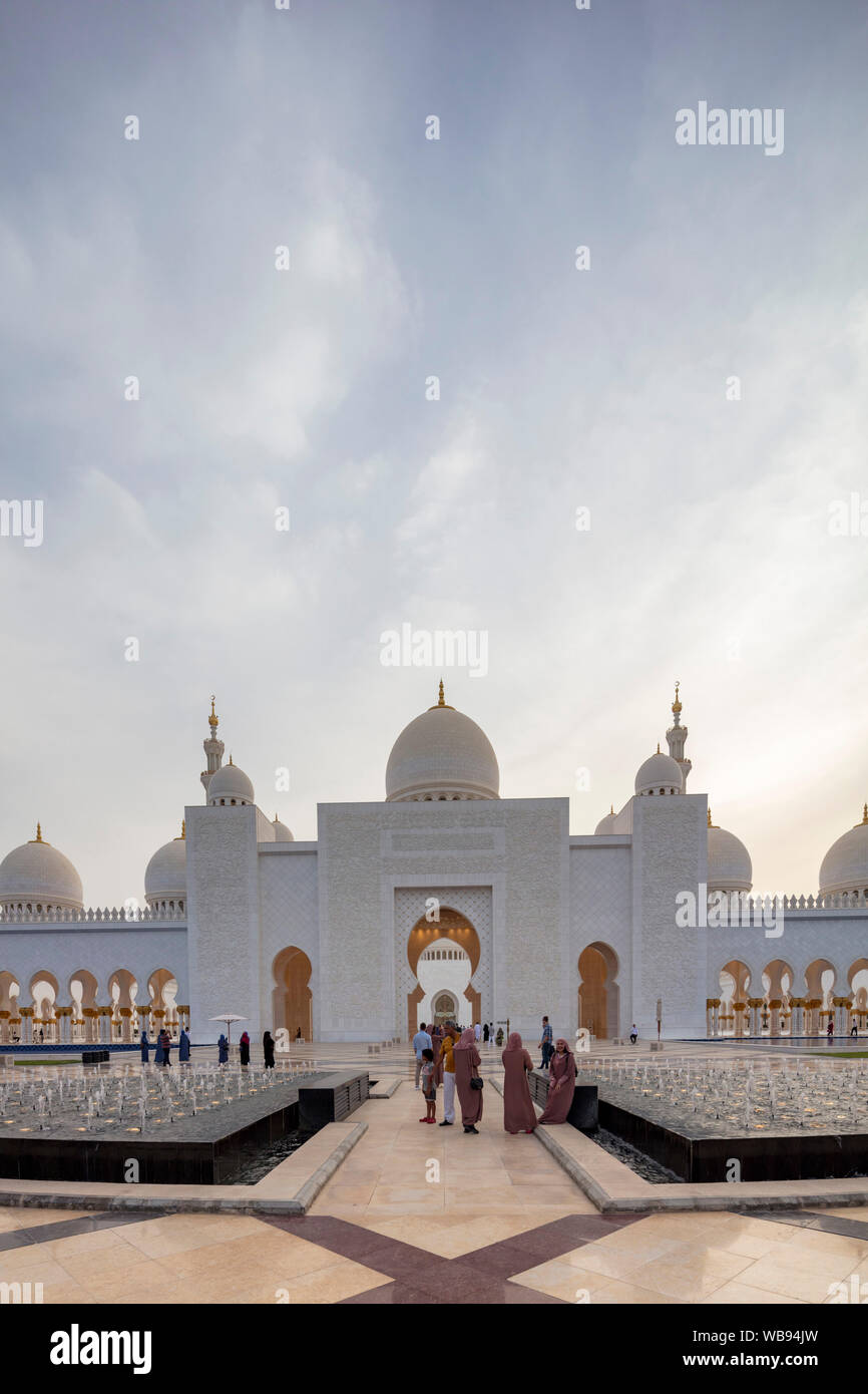 tourists photographing outside main entrance, Sheikh Zayed Grand Mosque ...