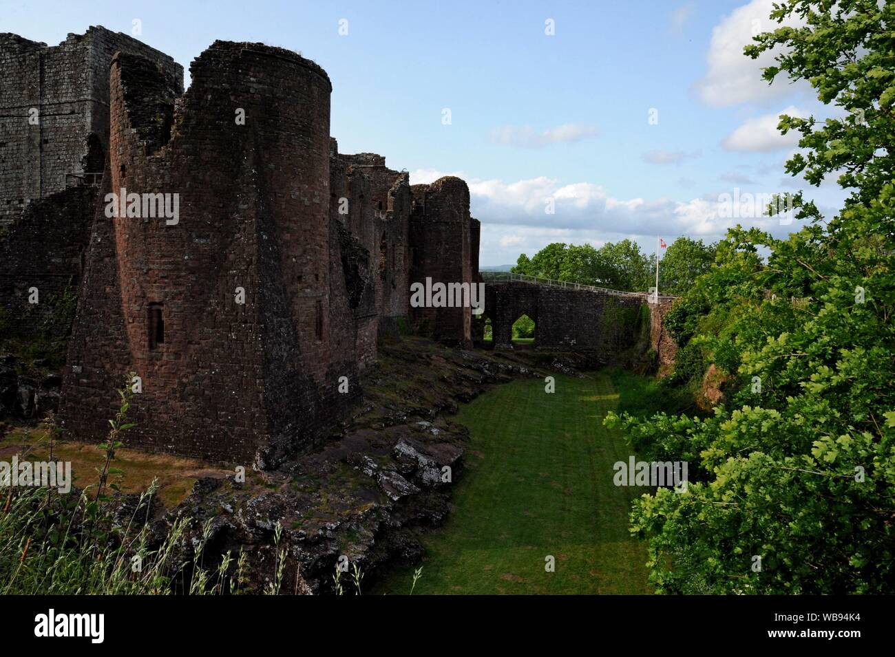 A view of the courtyard at Goodrich Castle, Herefordshire Stock Photo ...