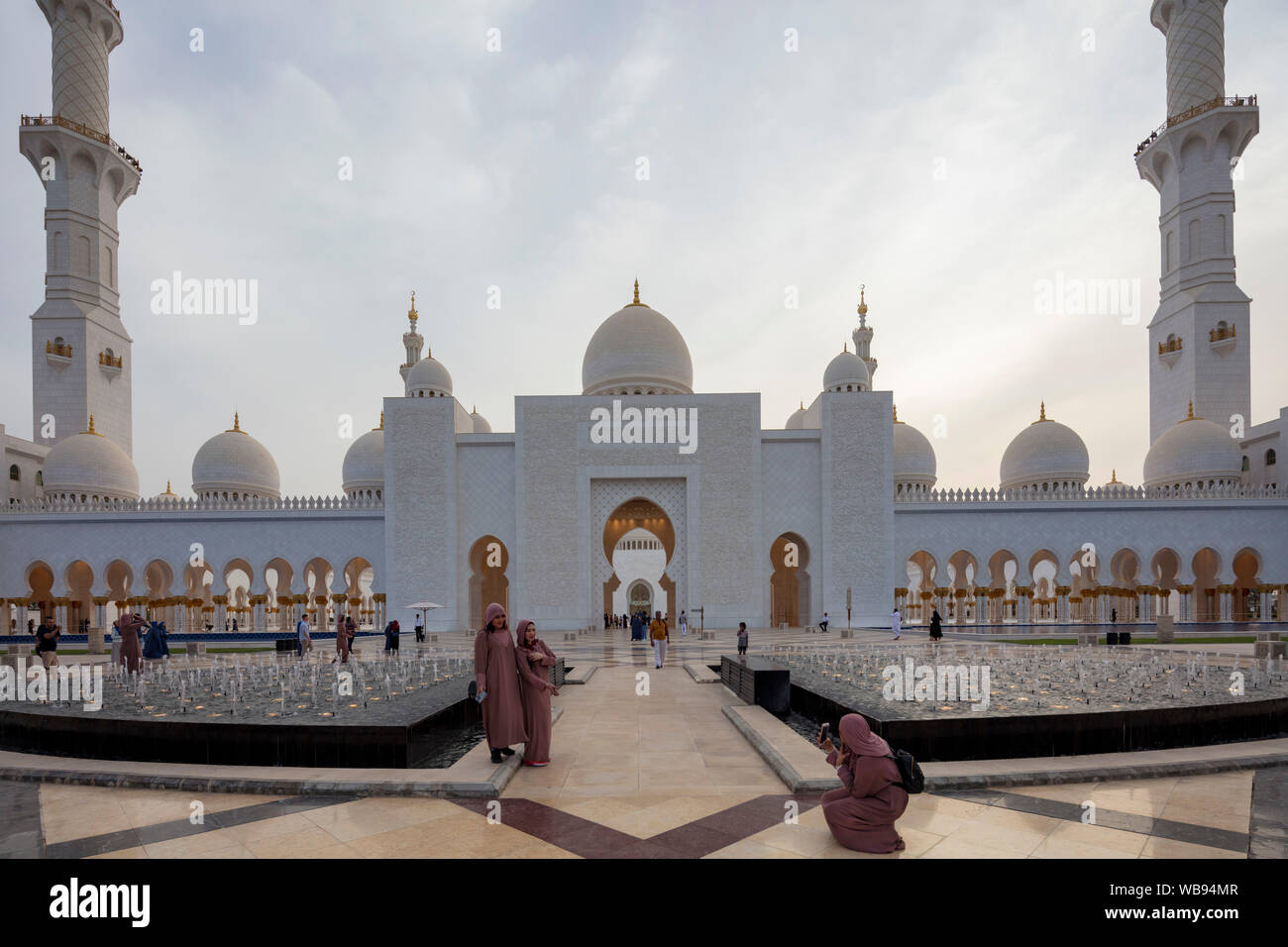 tourists photographing outside main entrance, Sheikh Zayed Grand Mosque ...