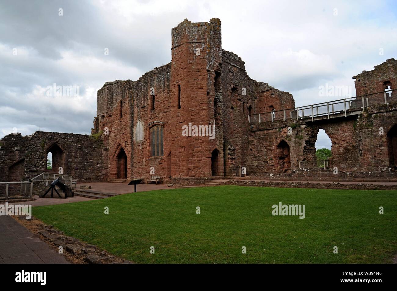 Ruined Goodrich Castle High Resolution Stock Photography and Images - Alamy