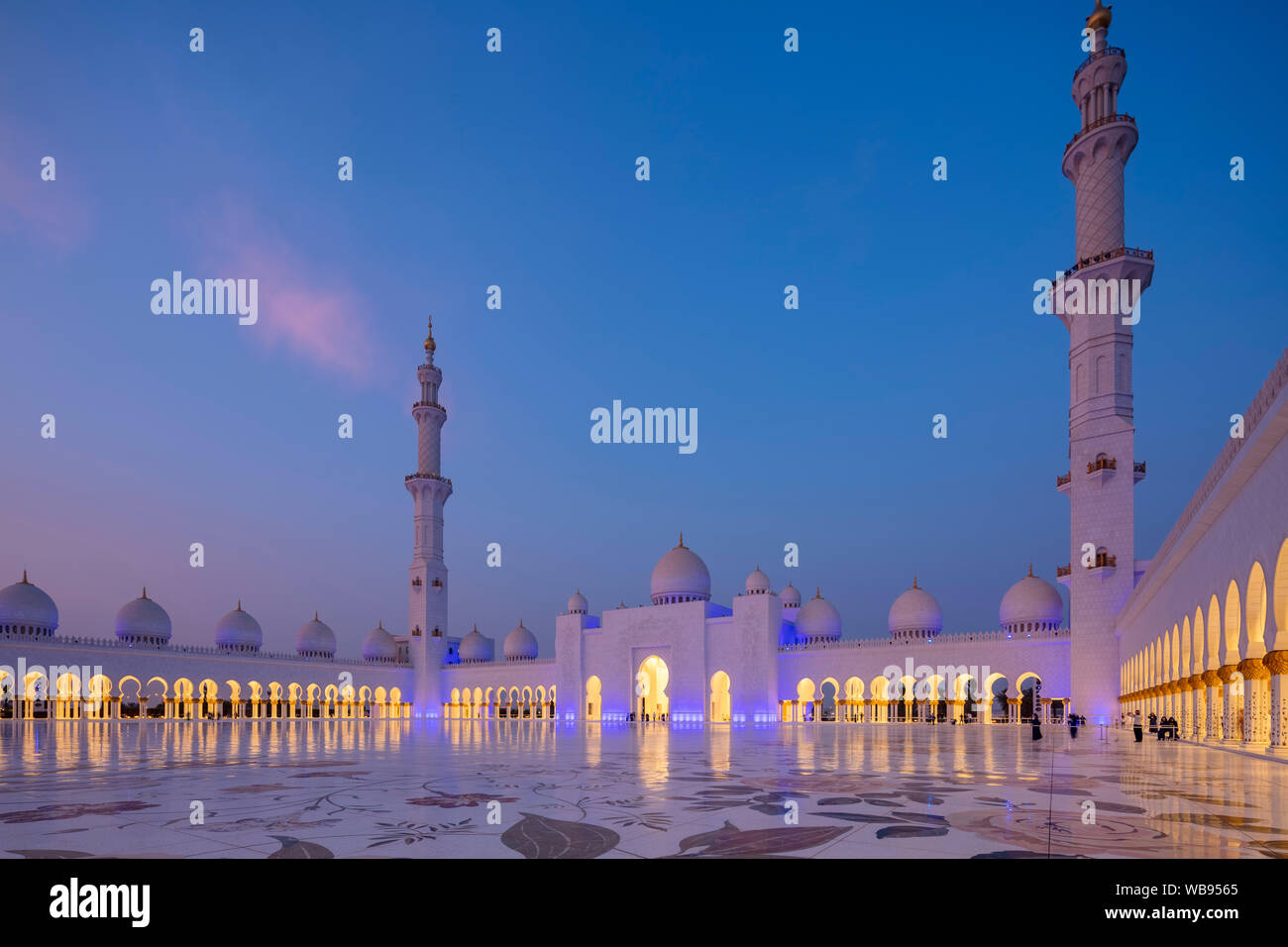 view of arcades, arches and domes, Sheykh Zayed Grand Mosque, Abu Dhabi ...
