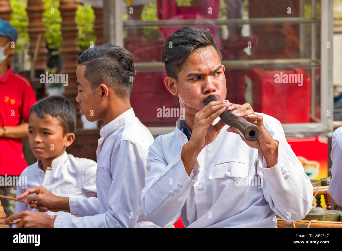 procession of monks, nuns and college students during the Meak Bochea ...