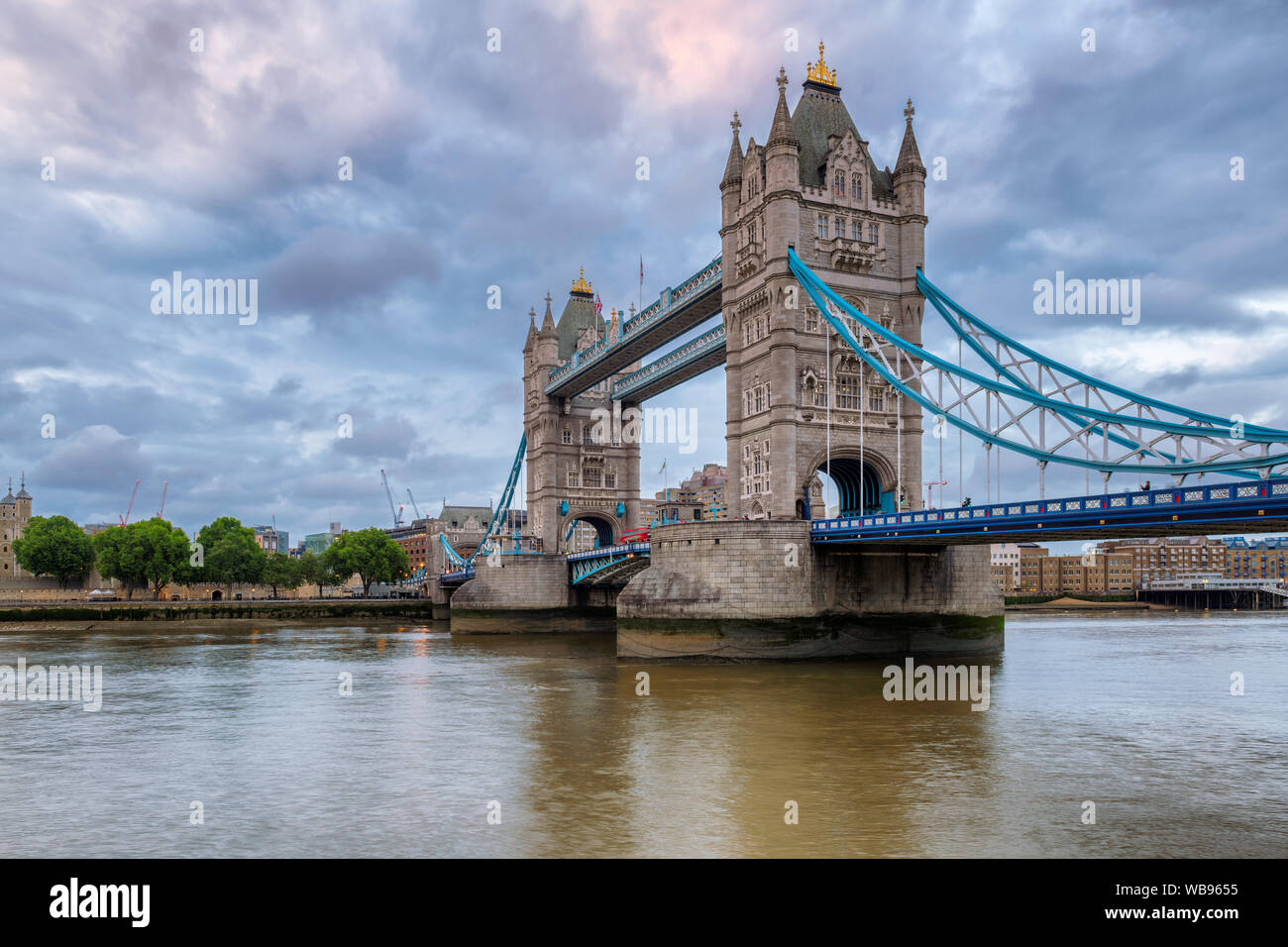 Tower bridge and city of london skyline at night hi-res stock ...