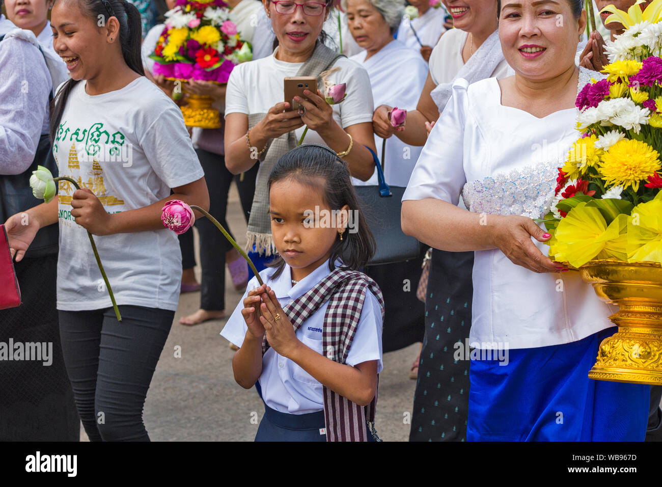 procession of monks, nuns and college students during the Meak Bochea ...