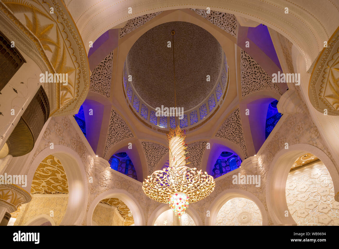 interior of main prayer hall, Sheikh Zayed Grand Mosque, Abu Dhabi ...