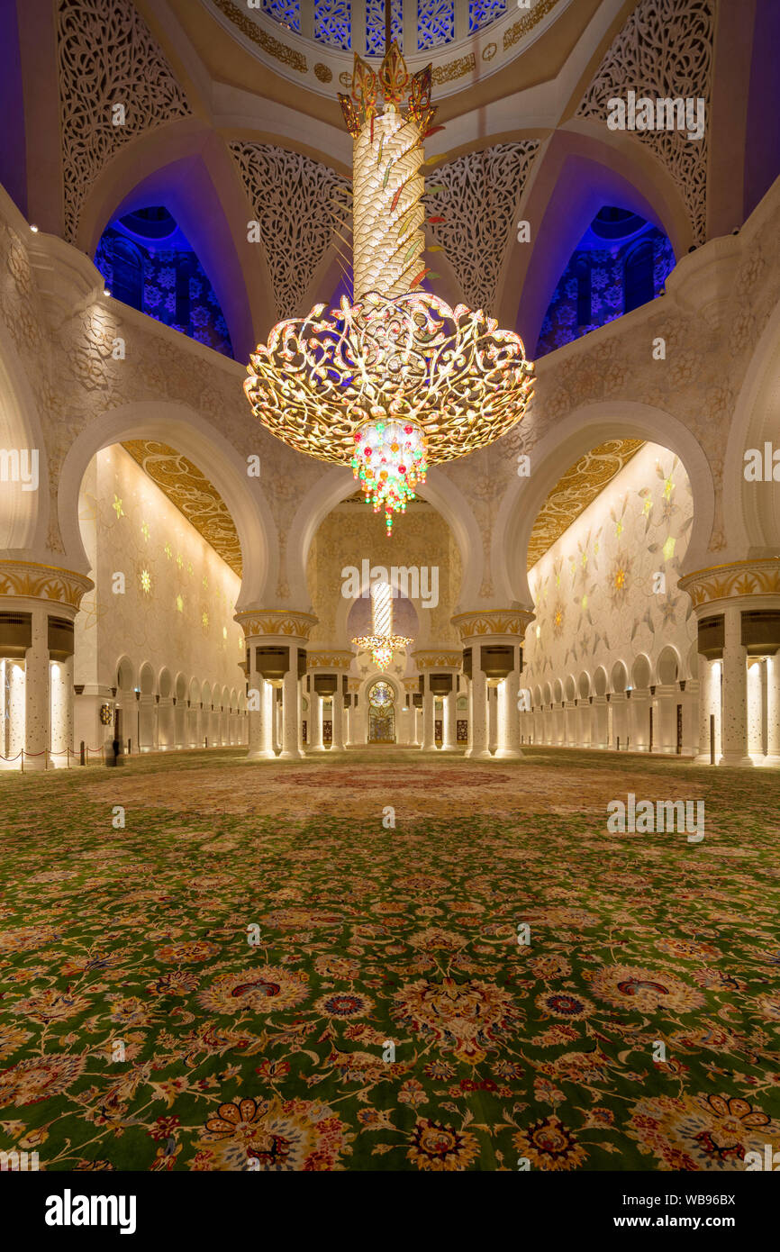 Sheikh zayed mosque carpet hi-res stock photography and images - Alamy