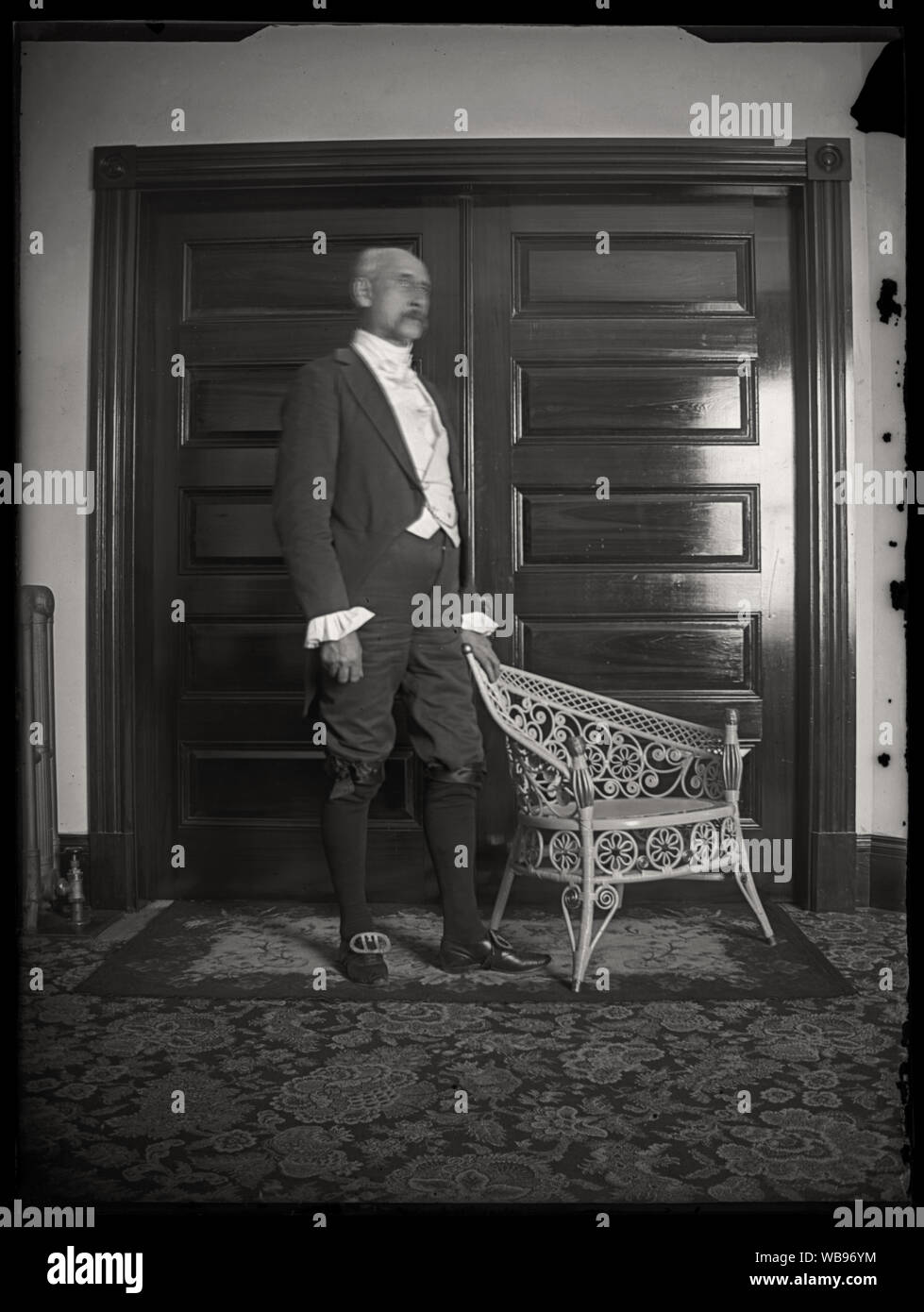 1900s man hi-res stock photography and images - Alamy