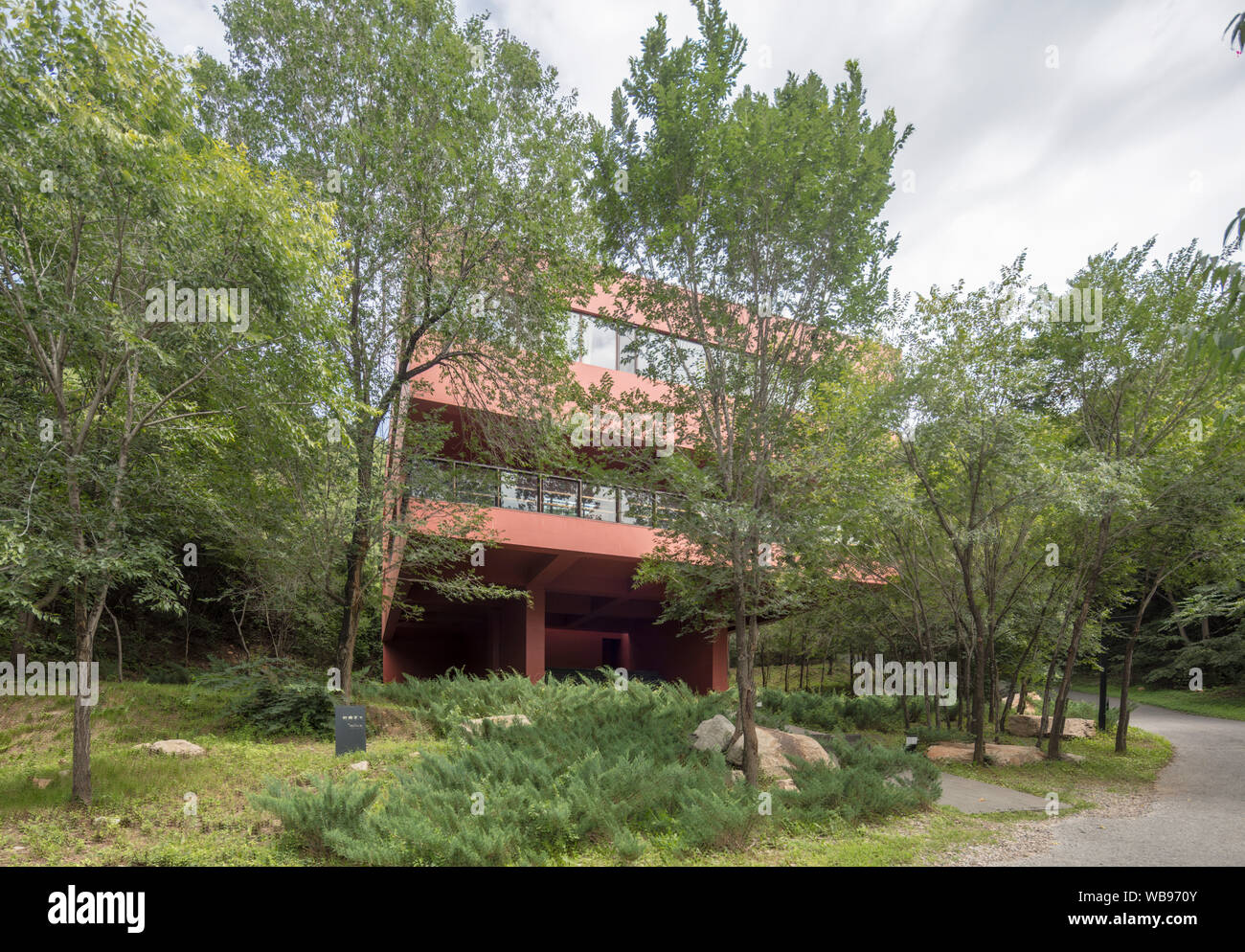 Cantilever House by Architect Antonio Ochoa, Commune by the Great Wall ...