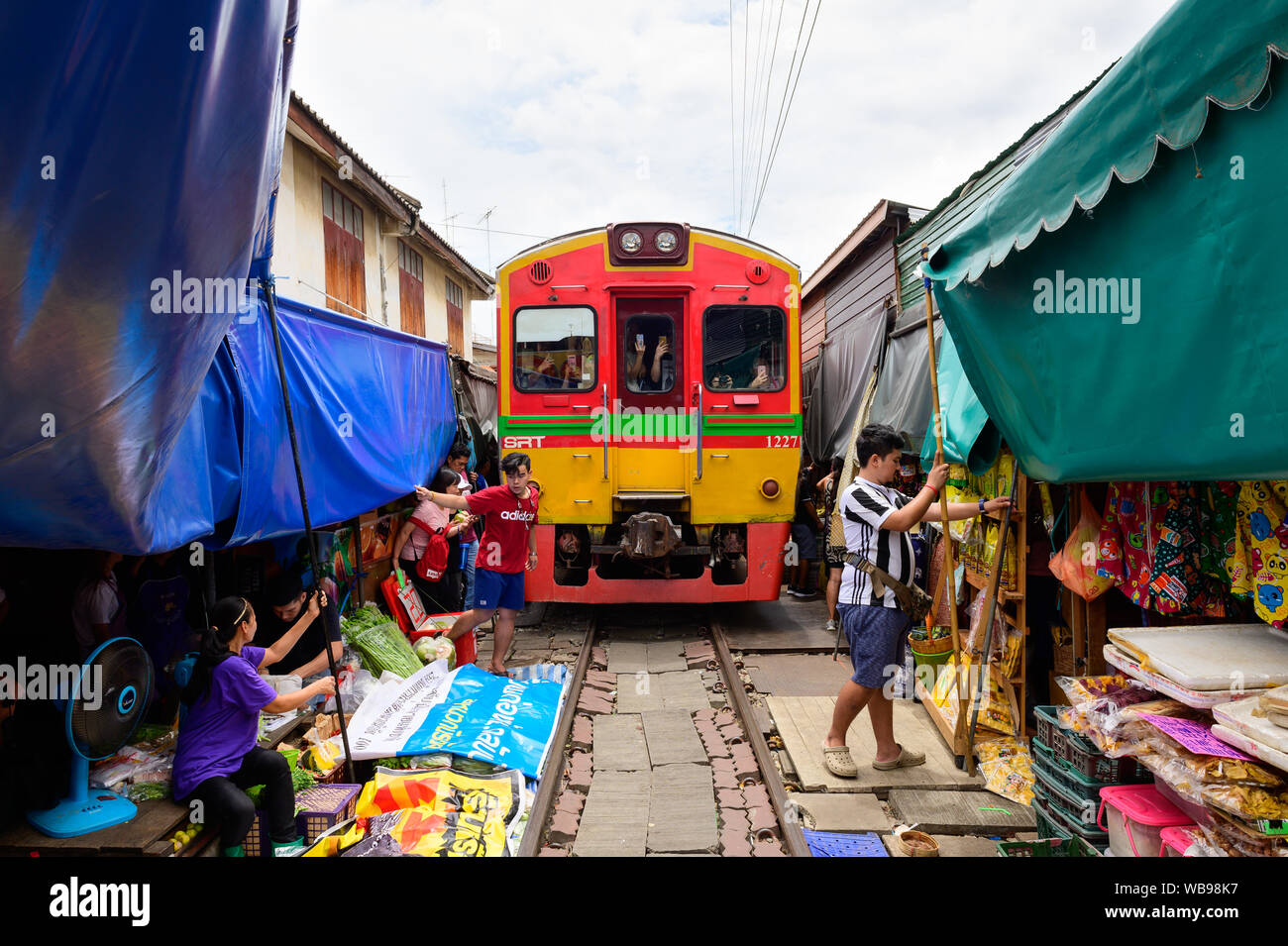 Maeklong railway market or Mae Klong market Stock Photo - Alamy