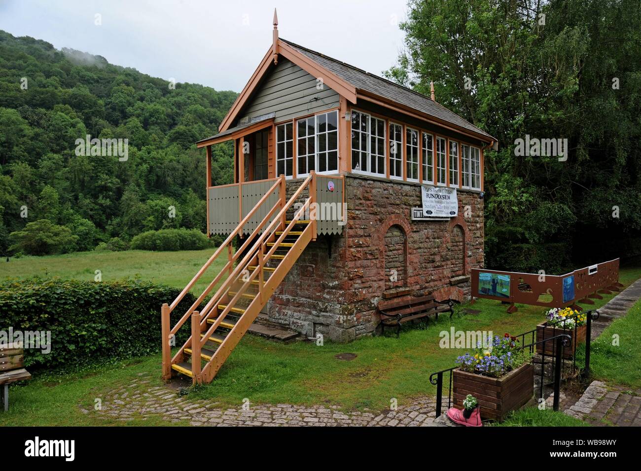 Signal box and signals hi-res stock photography and images - Alamy
