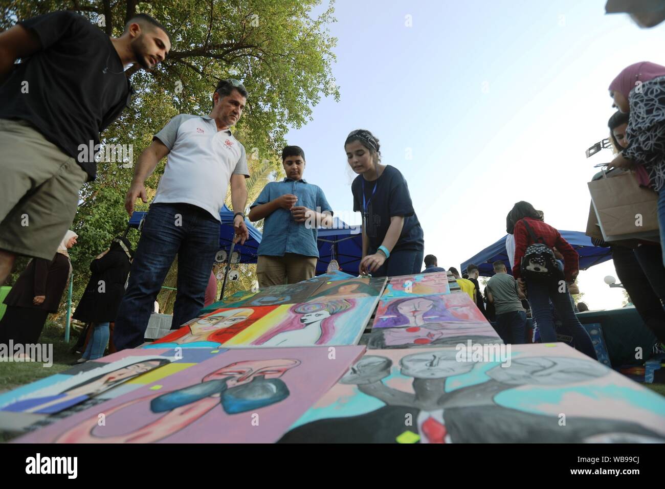 (190826) -- BAGHDAD, Aug. 26, 2019 (Xinhua) -- Iraqi artists display ...