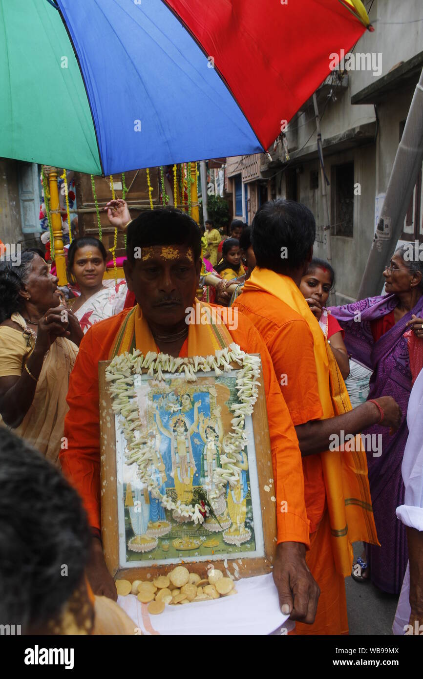 Kolkata, India. 25th Aug, 2019. People from Hindu religion celebrating ...
