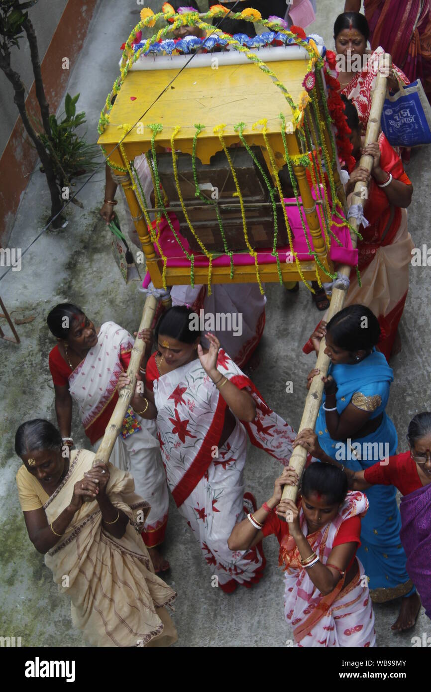 Kolkata, India. 25th Aug, 2019. People from Hindu religion celebrating ...