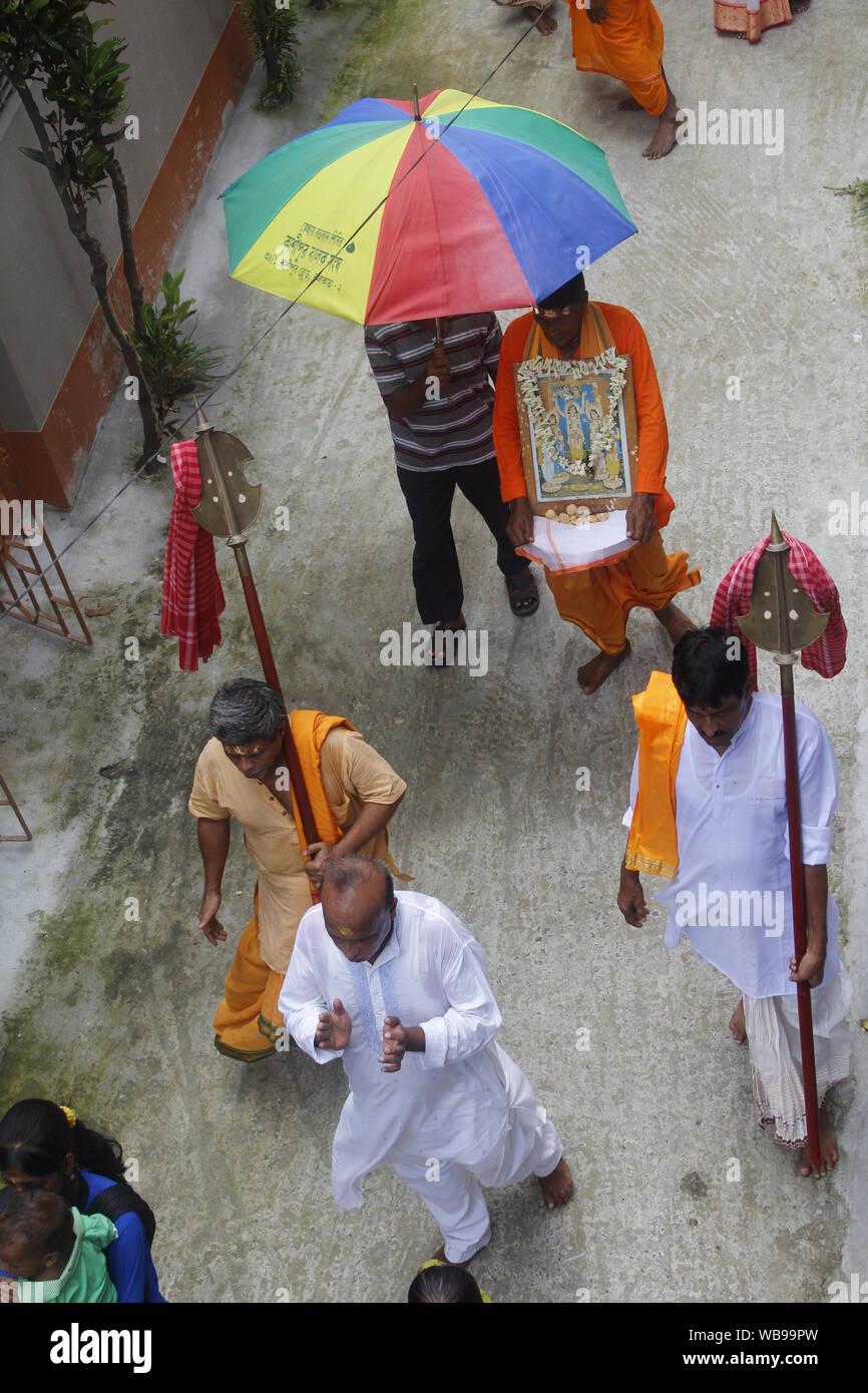 Kolkata, India. 25th Aug, 2019. People from Hindu religion celebrating ...